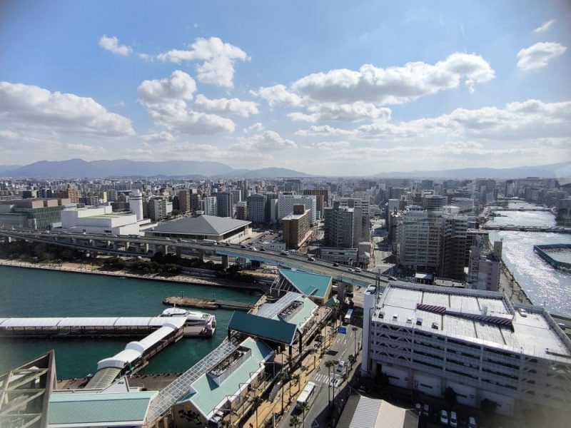 Hakata Port Tower: Atemberaubende Aussicht auf Fukuoka genießen